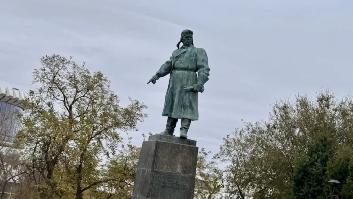 Monumento "Laboristino kaj Kolĥozanino": Simbolo de Sovetiaj Idealoj ...